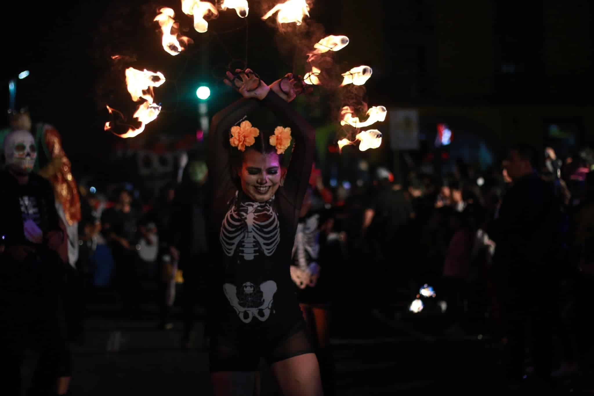 Xalapeños disfrutaron del desfile de Catrinas neón - DR Veracruz