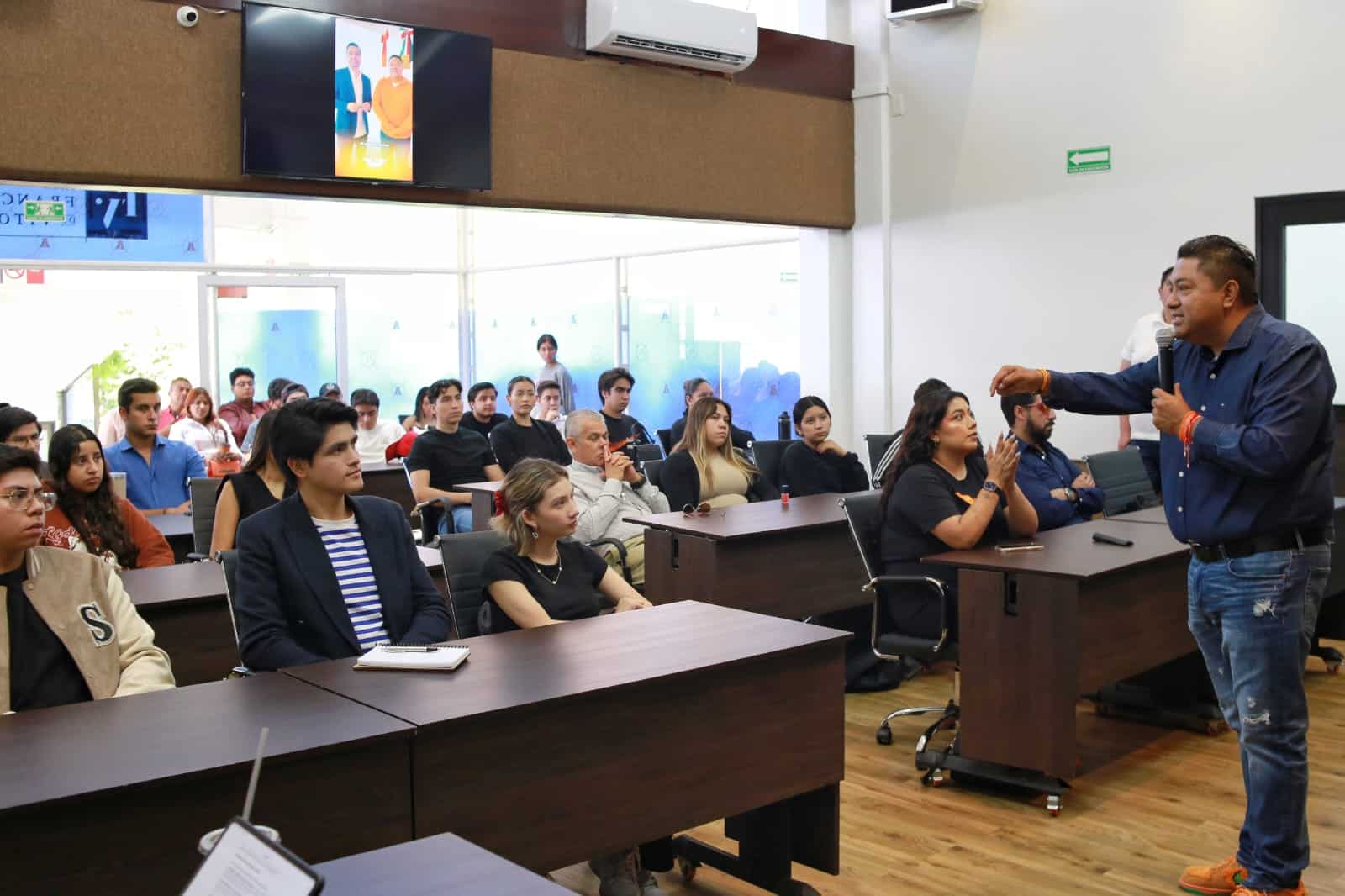 Román Moreno dialoga con estudiantes de la Universidad Anáhuac - DR ...
